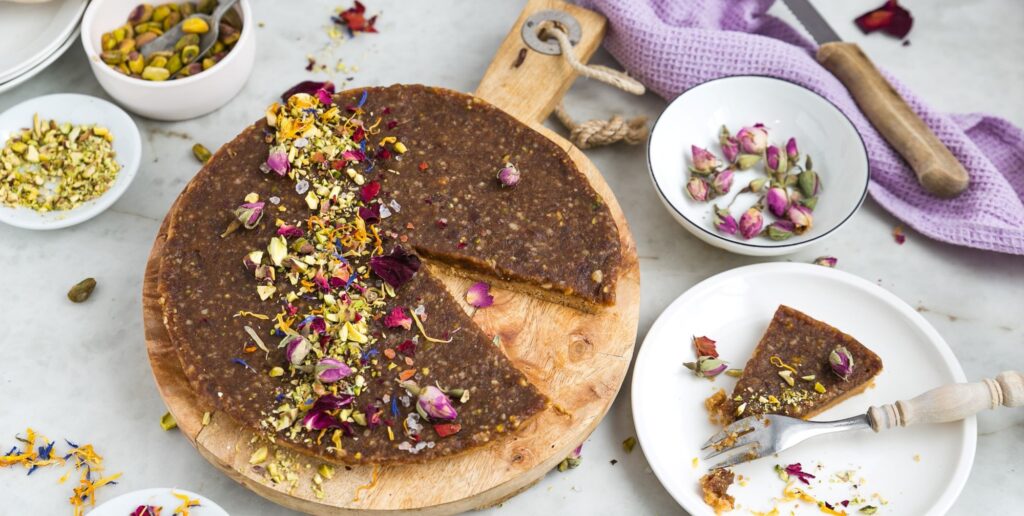 Dadel-koffietaart met roos en pistache - Fairtrade Original